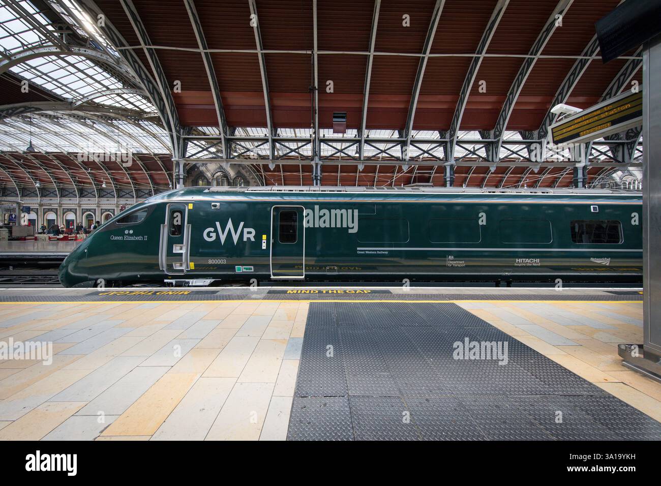 GWR train, Queen Elizabeth II, at London Paddington Station. A high ...