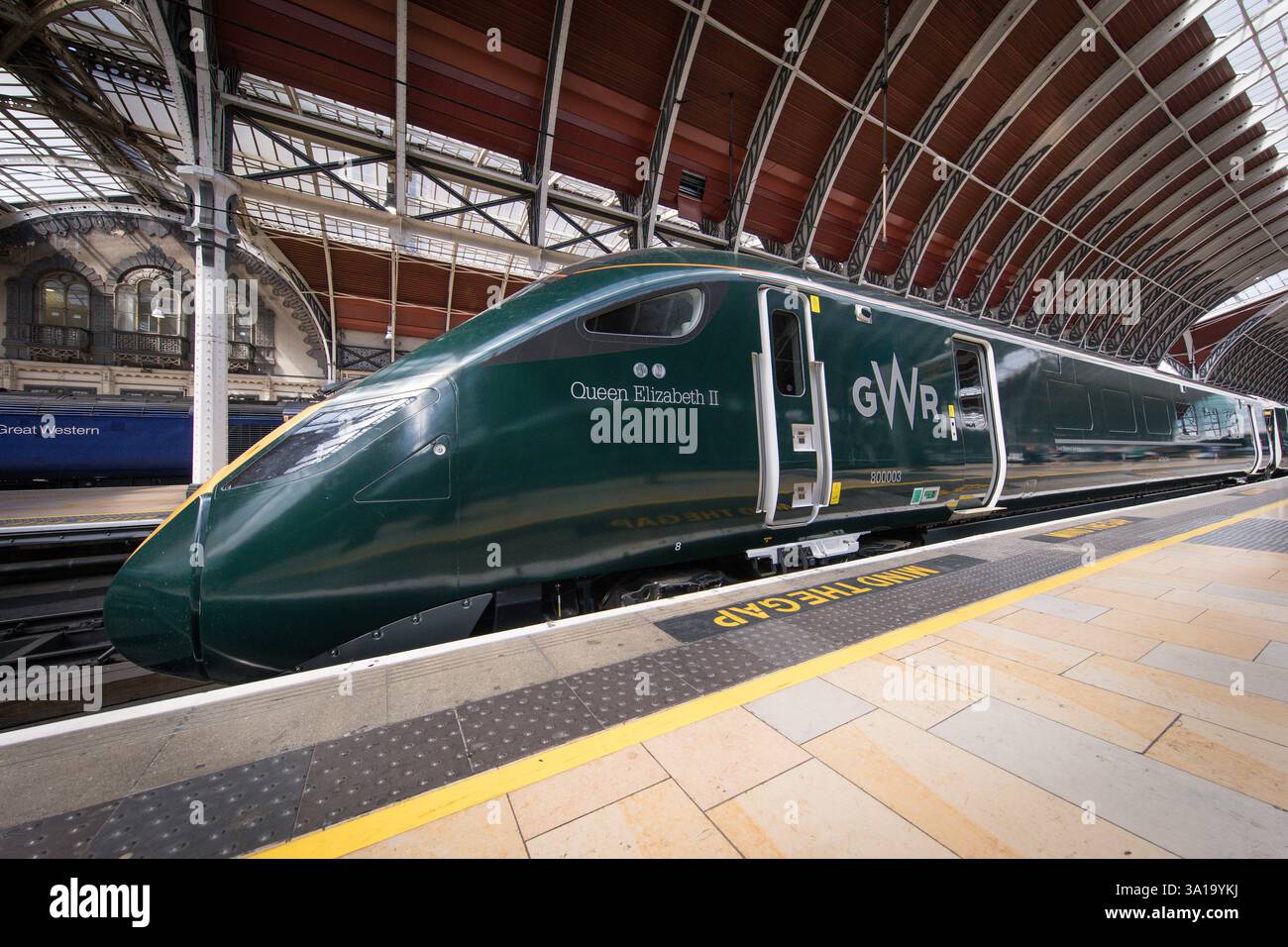 A GWR Queen Elizabeth II train (800003) at London Paddington Station ...