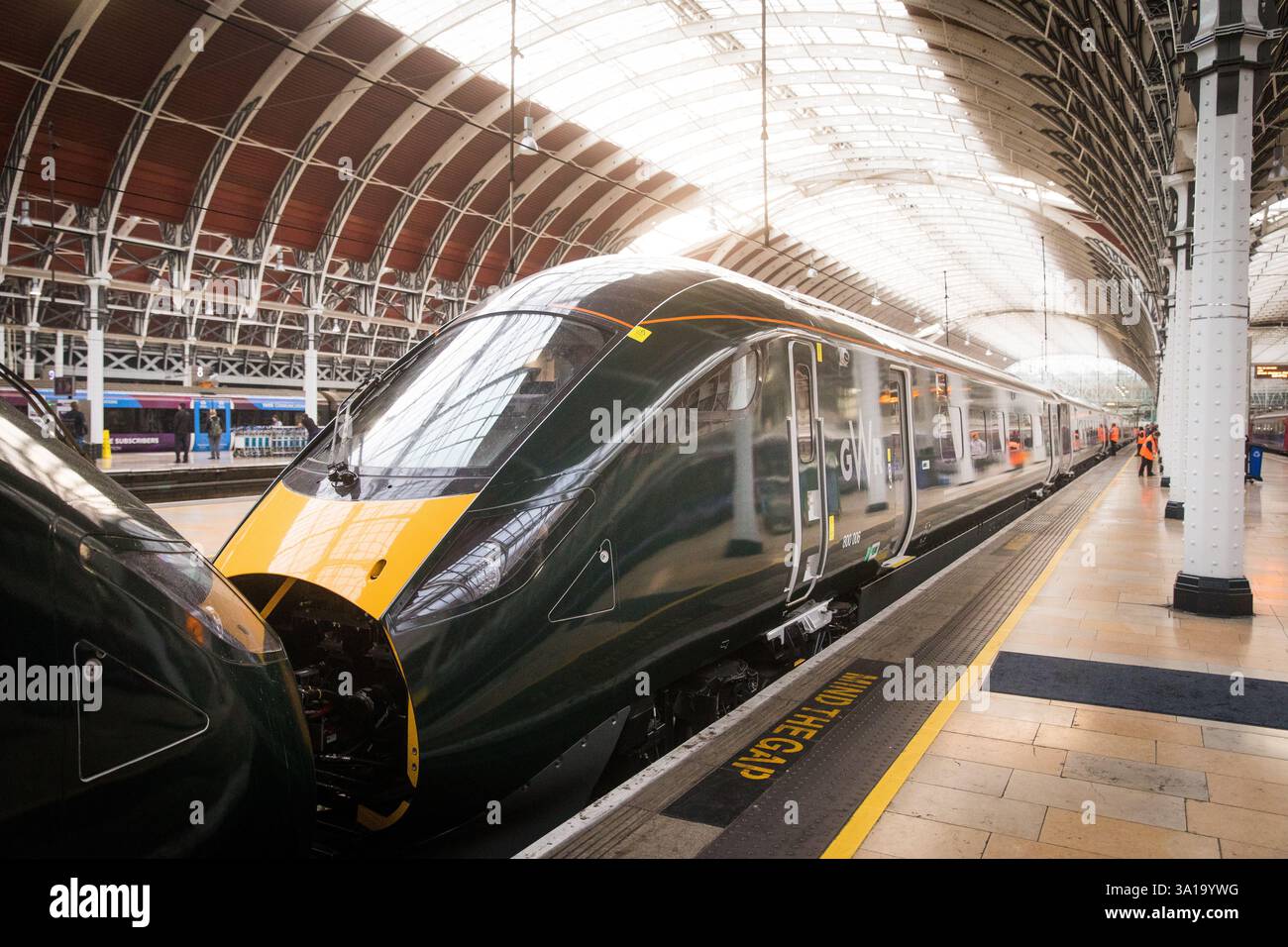 Great Western Railway GWR Intercity Express Trains at Paddington ...