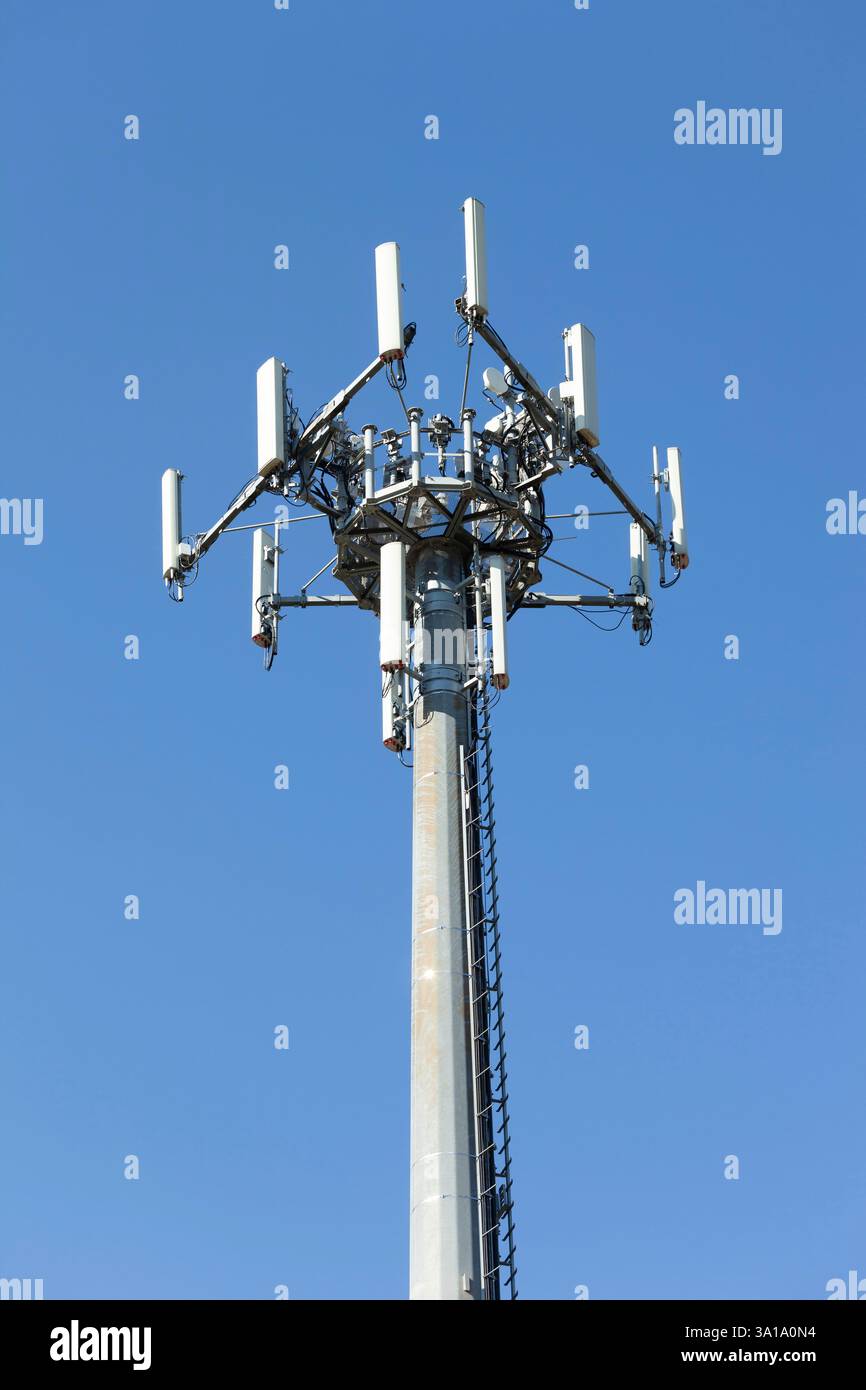 Antenna used to repeat the signal on a mobile telephony network Stock Photo - Alamy