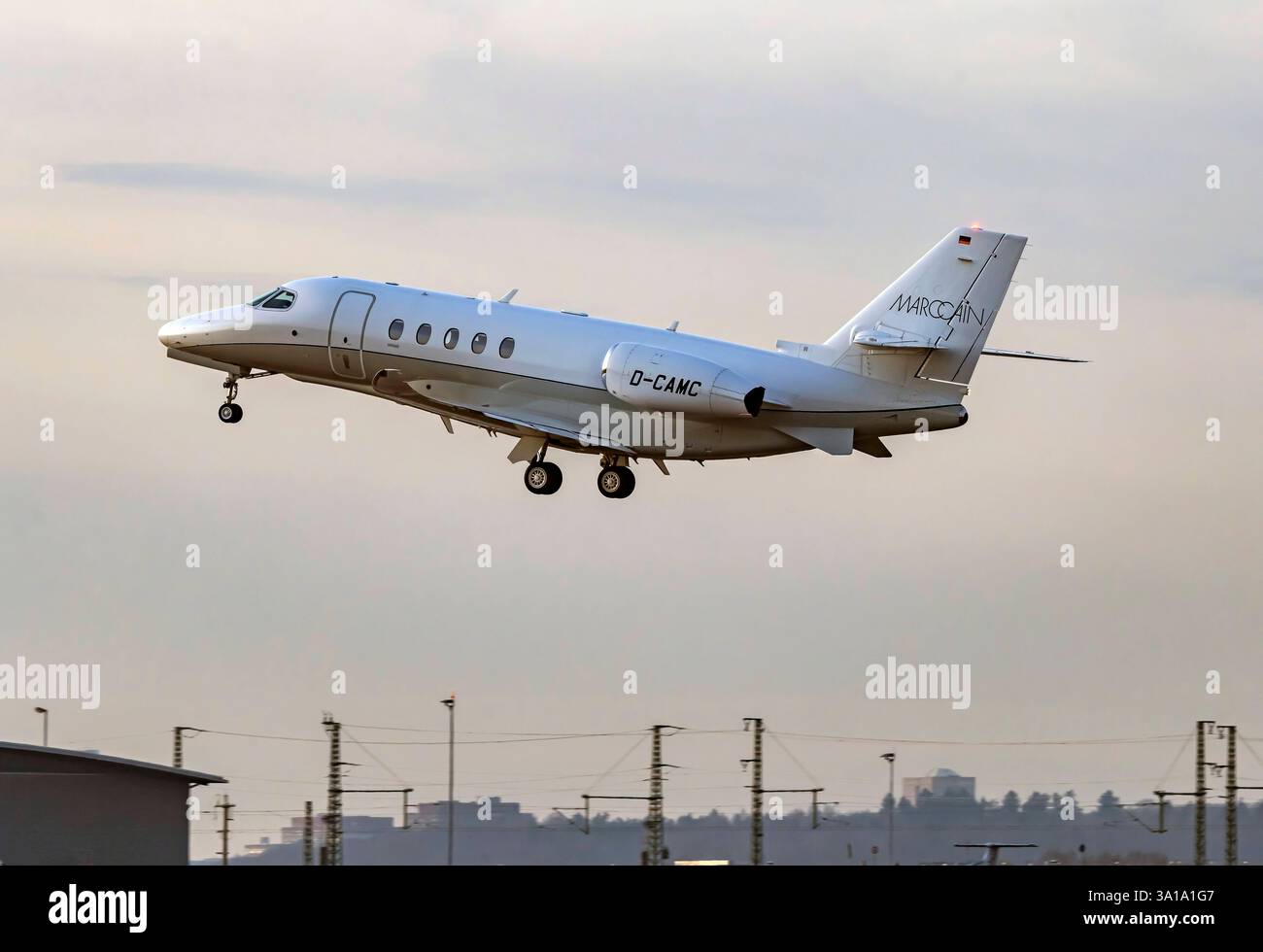 Stuttgart Airport STR EDDS mit Flugzeug beim Start. D-CAMC, Cessna 680A ...