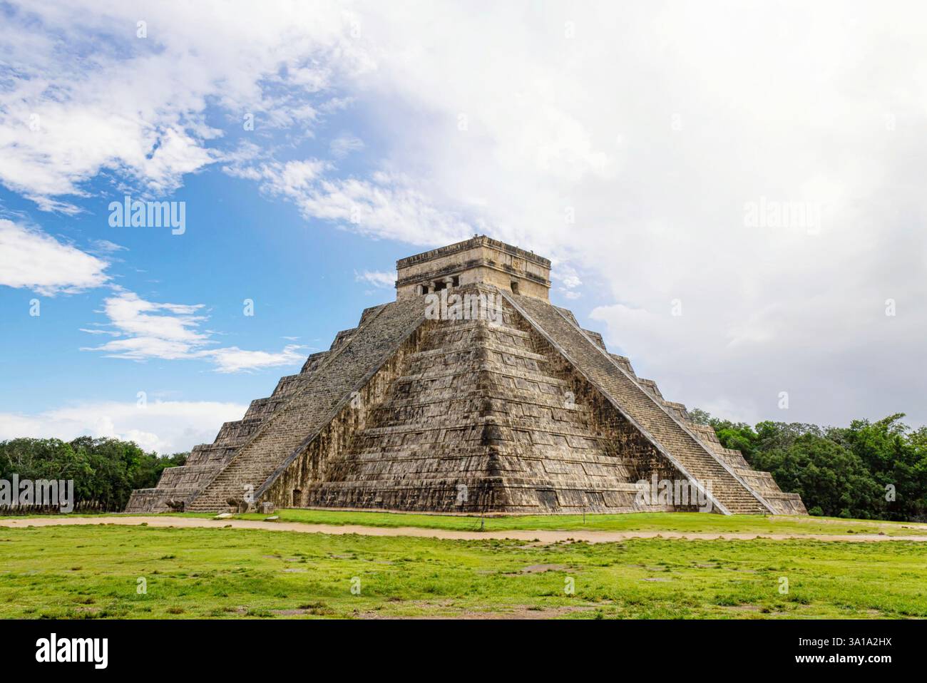 The Mayan pyramid in Chichen Itza Mexico. Dramatic sky with apocalyptic ...