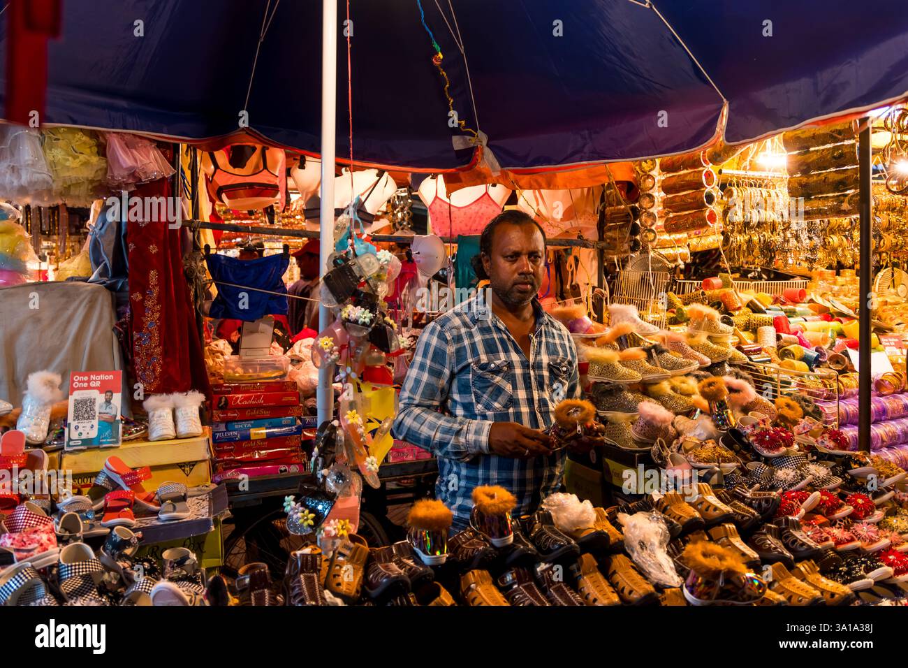HYDERABAD,INDIA -December 23, 2022: A bangle vendor at famous old city ...