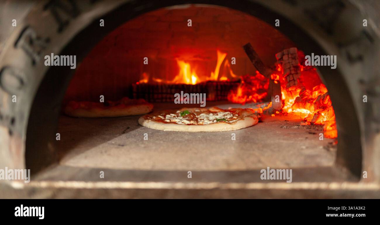 Wood oven pizza margherita hi-res stock photography and images - Alamy