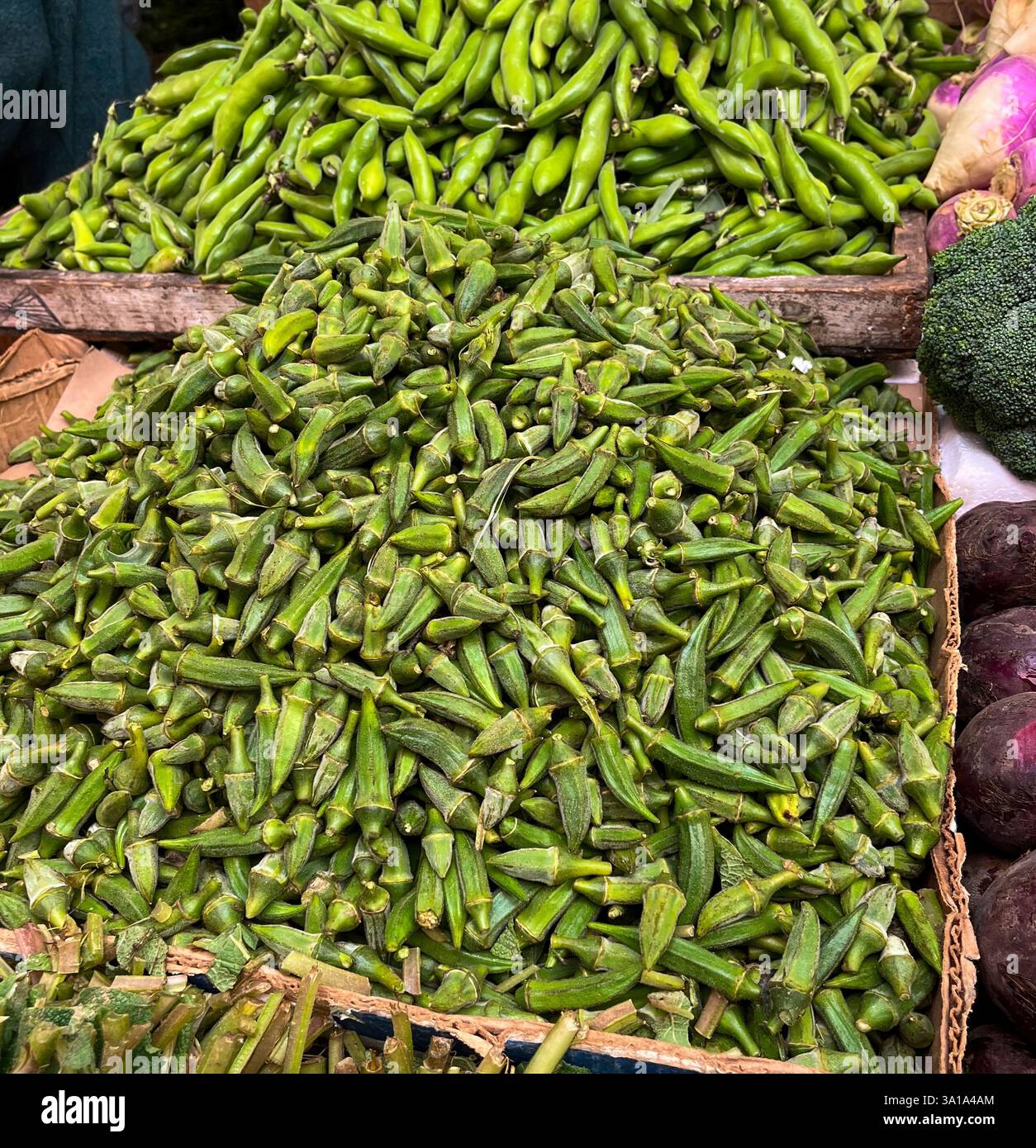 Pile of ripe okra for sale at local farmers market Stock Photo - Alamy