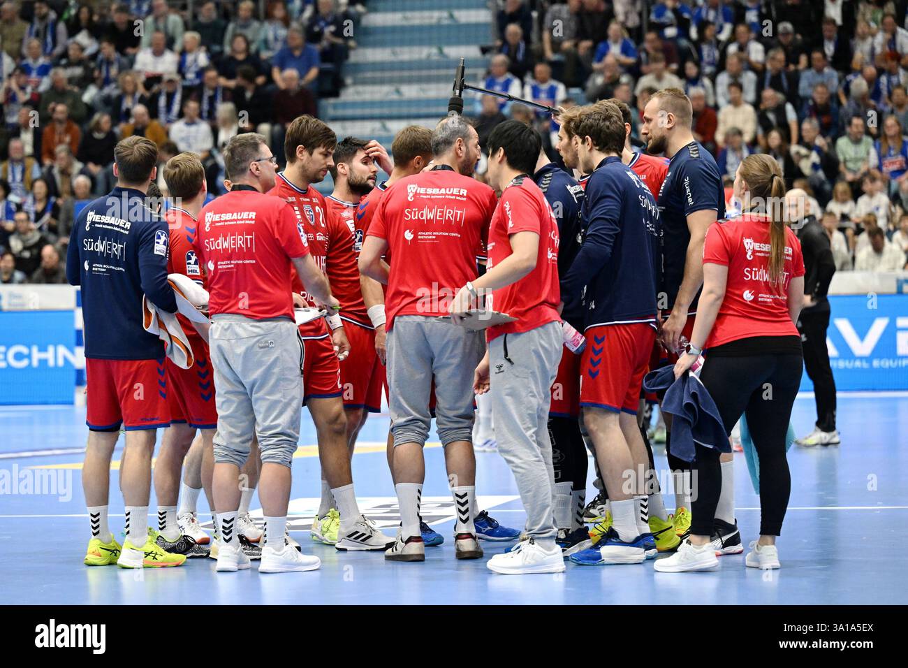 Auszeit Bietigheim mit Iker Romero (SG BBM Bietigheim, Trainer) VfL ...
