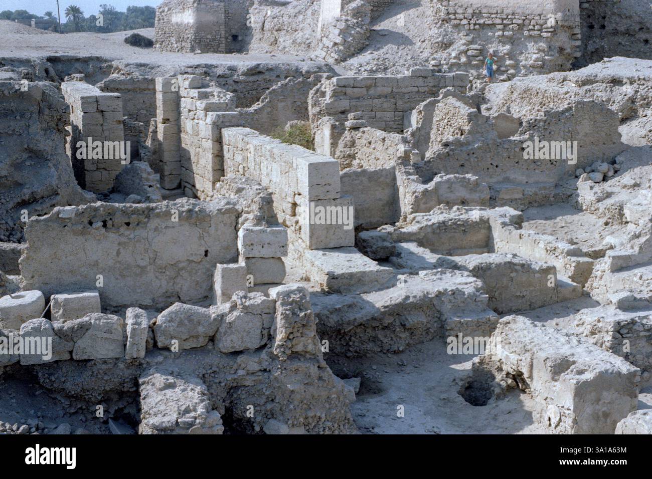 Archaeological excavations at Qal’at al-Bahrain near the Portuguese ...