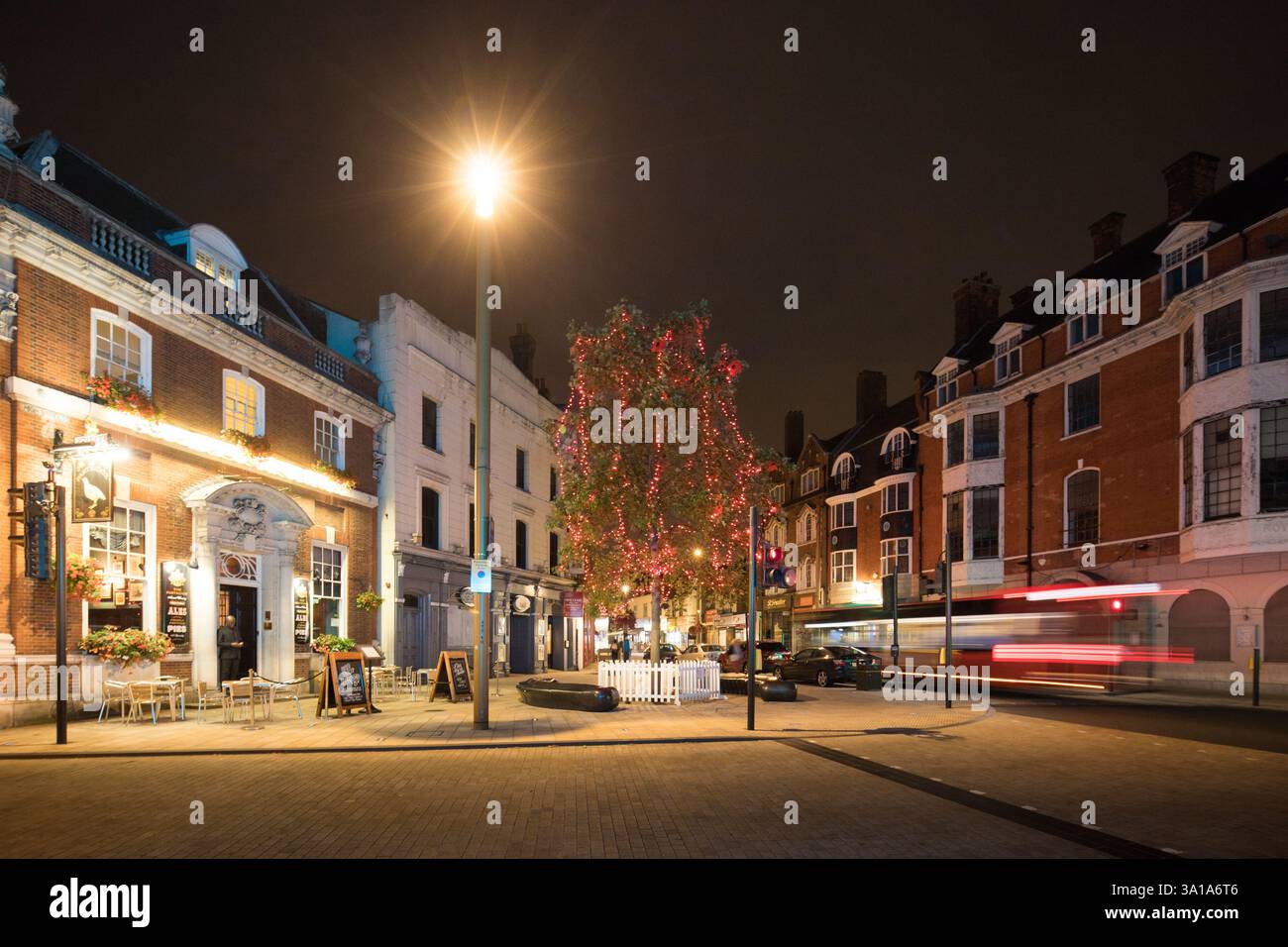Nighttime city street scene hi-res stock photography and images - Alamy