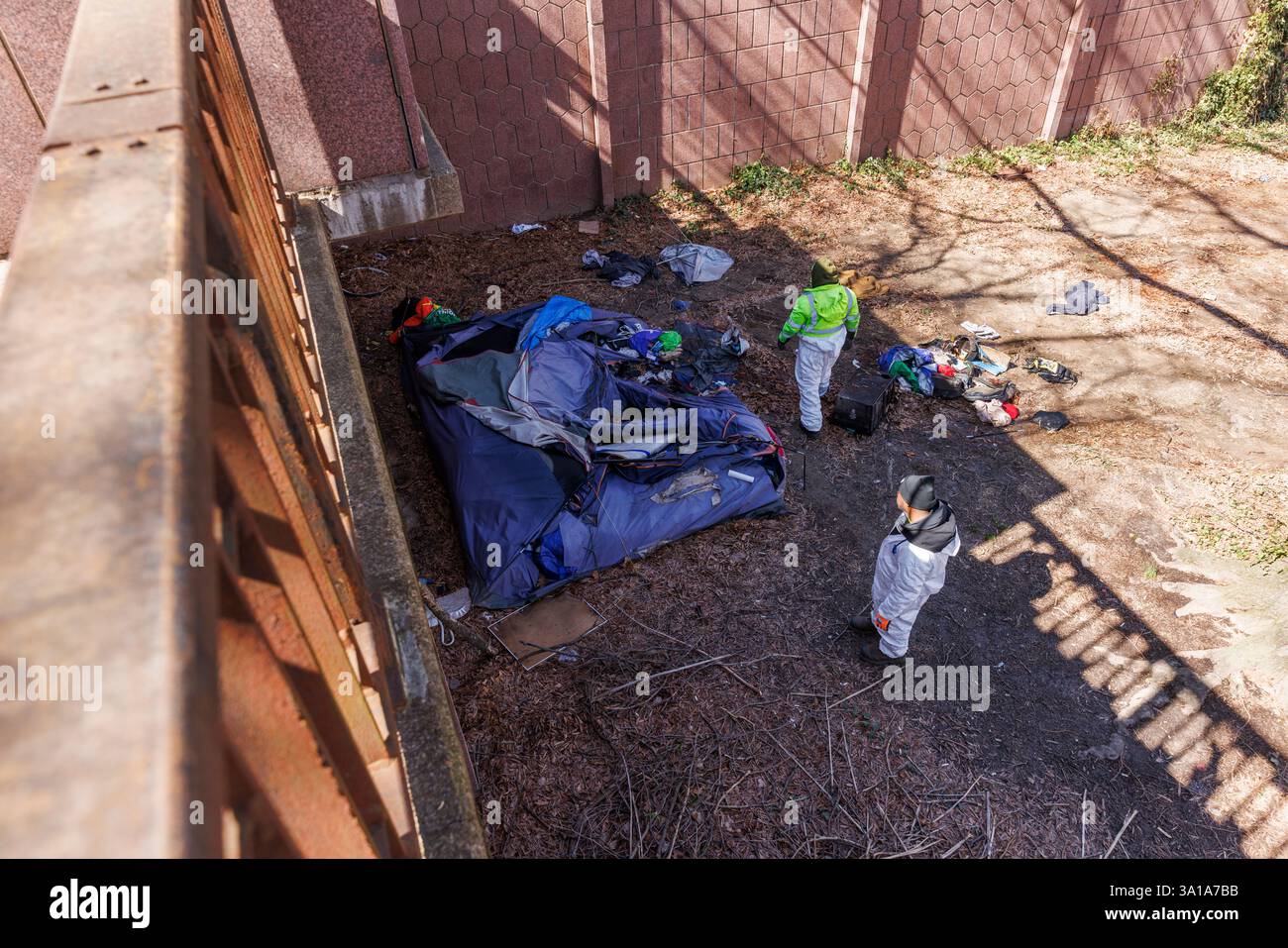 DC municipal workers and Metropolitan Police Department officers work ...