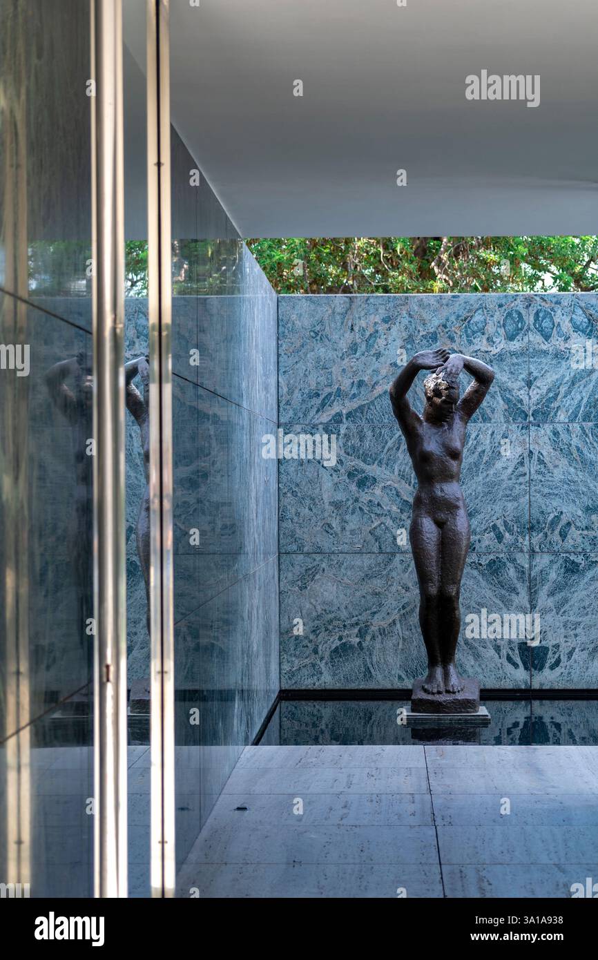 Alba statue by Georg Kolbe and reflection pool at Mies van der Rohe's ...