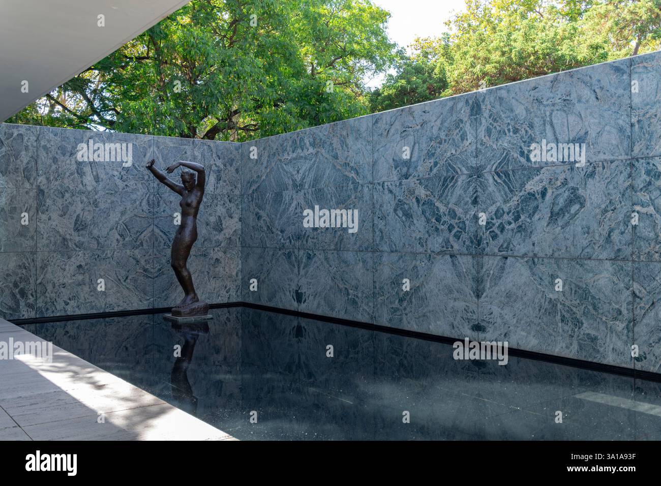 Alba statue by Georg Kolbe and reflection pool at Mies van der Rohe's ...