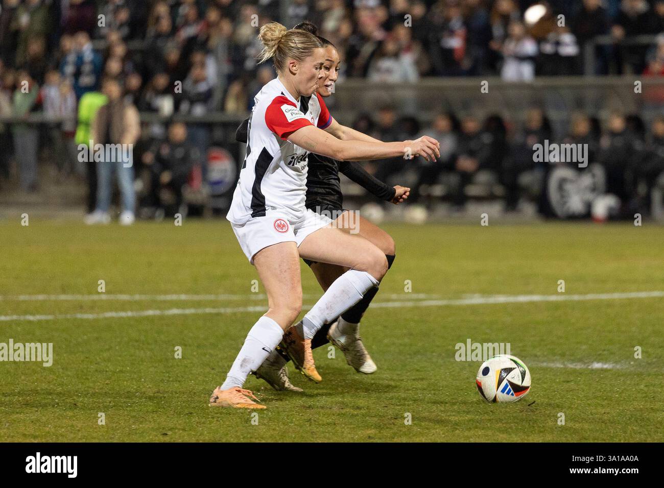Laura Freigang (Eintracht Frankfurt #10) & Vanessa F?rst (SGS Essen #8 ...