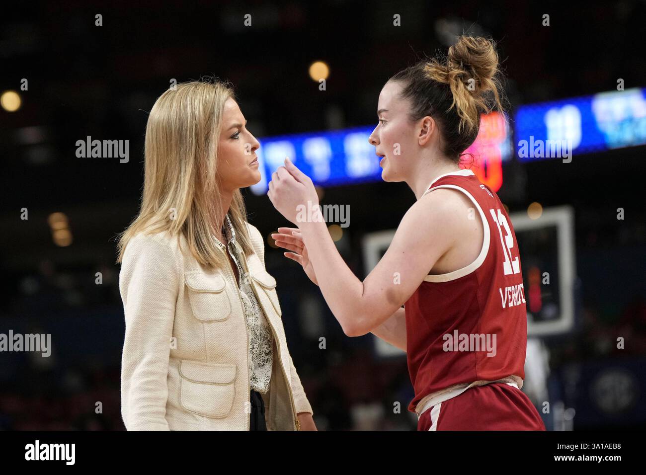 Oklahoma head coach Jennie Baranczyk talks with guard Payton Verhulst ...