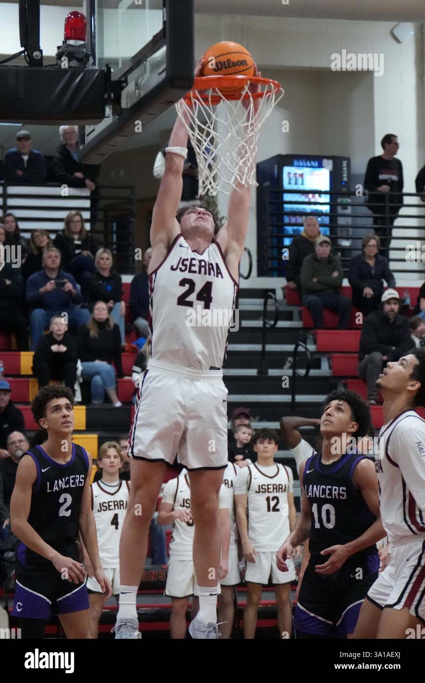 JSerra guard Brannon Martinsen (24) dunks the ball against Carlsbad ...
