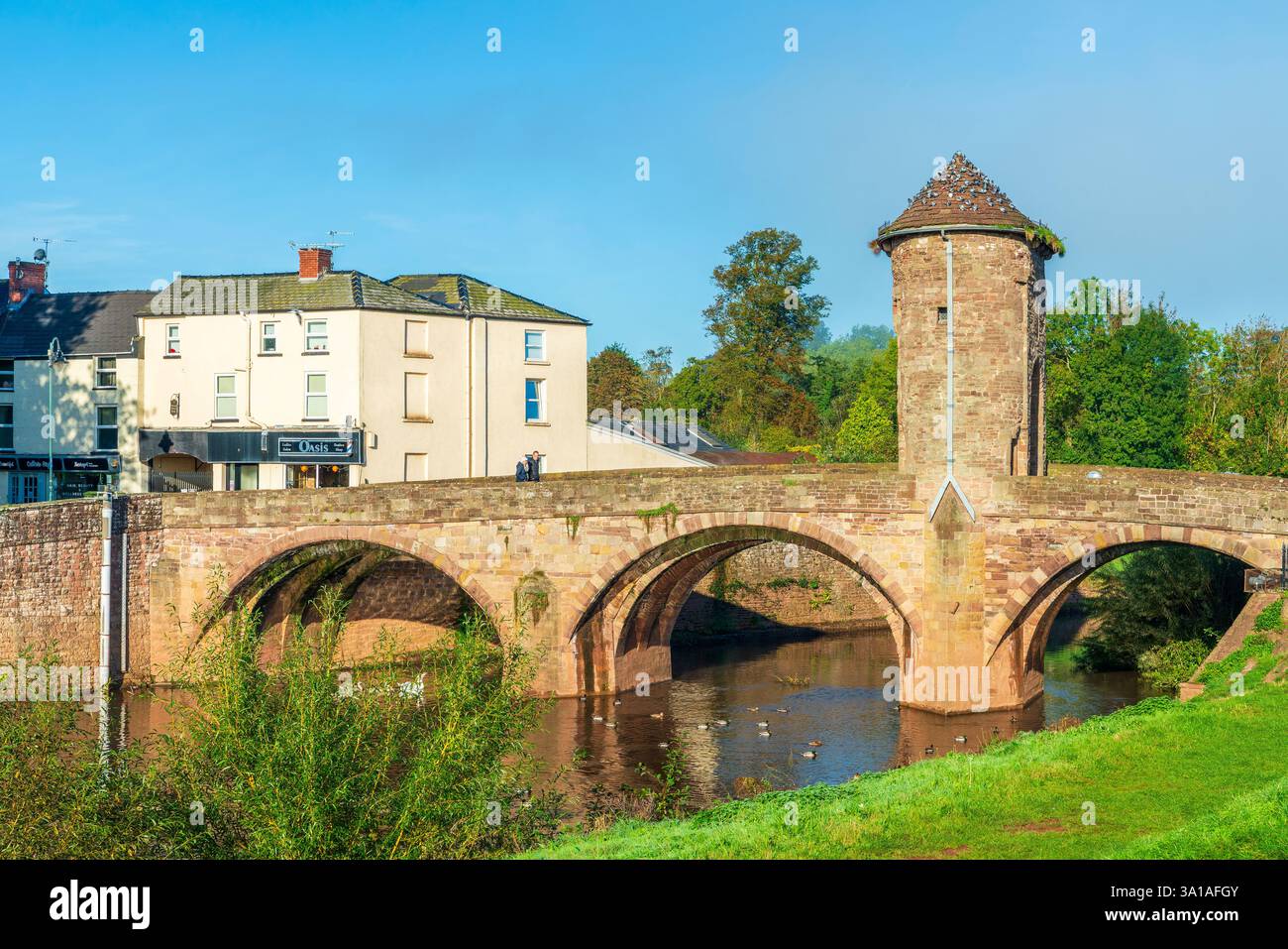 Monnow Bridge (Pont Trefynwy) the only remaining fortified river bridge ...
