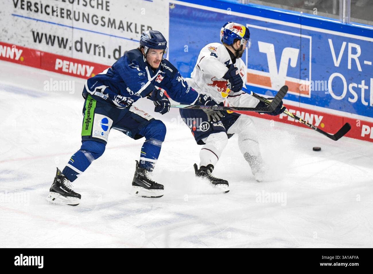 Travis St.Denis (STraubing Tigers) an der Bande mit William Butcher ...