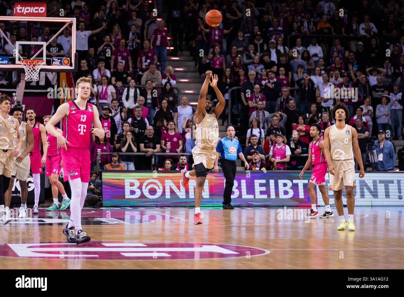 Lloyd Pandi (SC RASTA Vechta #41) versucht den Buzzer Beater ...