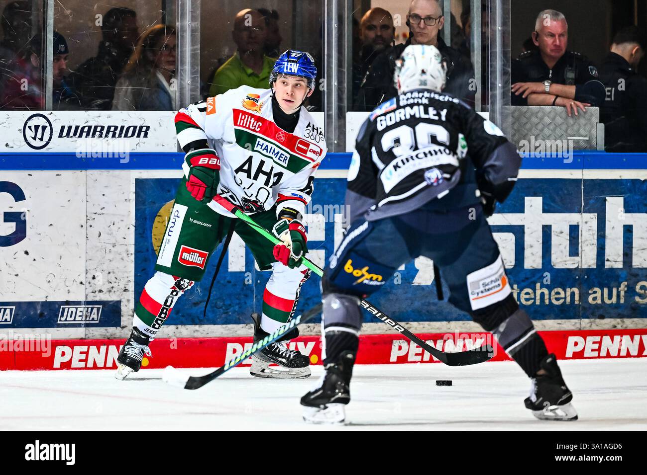Florian Elias (Augsburger Panther, #67) Brandon Gormley (Iserlohn ...