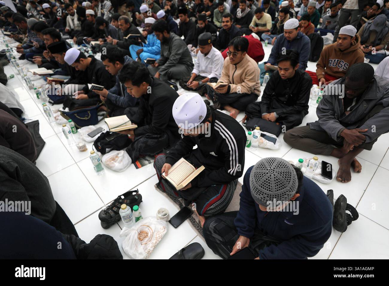 Ramadan in Egypt Muslims read the Quran before breaking their fast ...