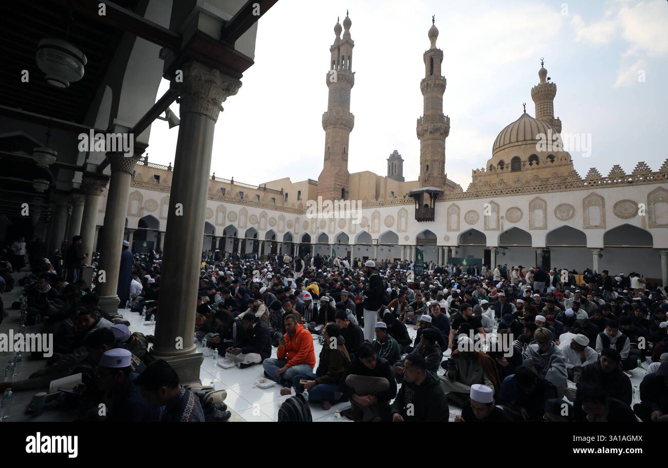 Ramadan in Egypt Muslims read the Quran before breaking their fast ...
