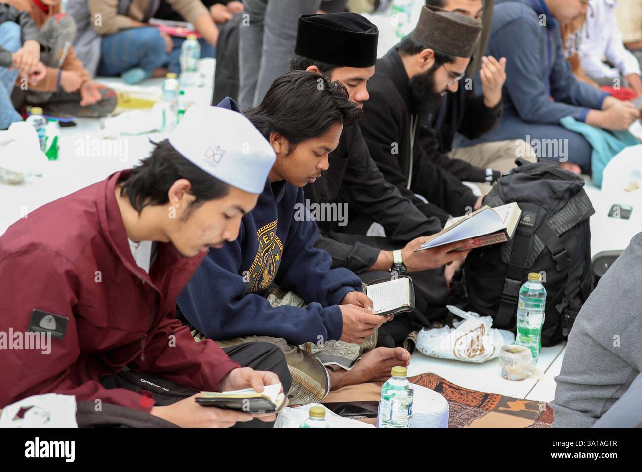 Ramadan in Egypt Muslims read the Quran before breaking their fast ...