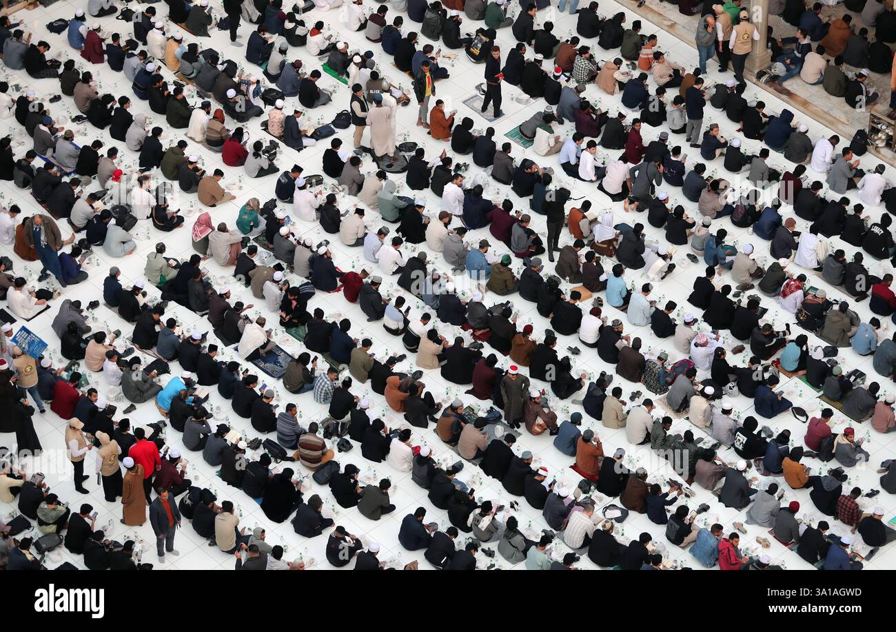 Ramadan in Egypt Muslims break their fast during the holy month of ...