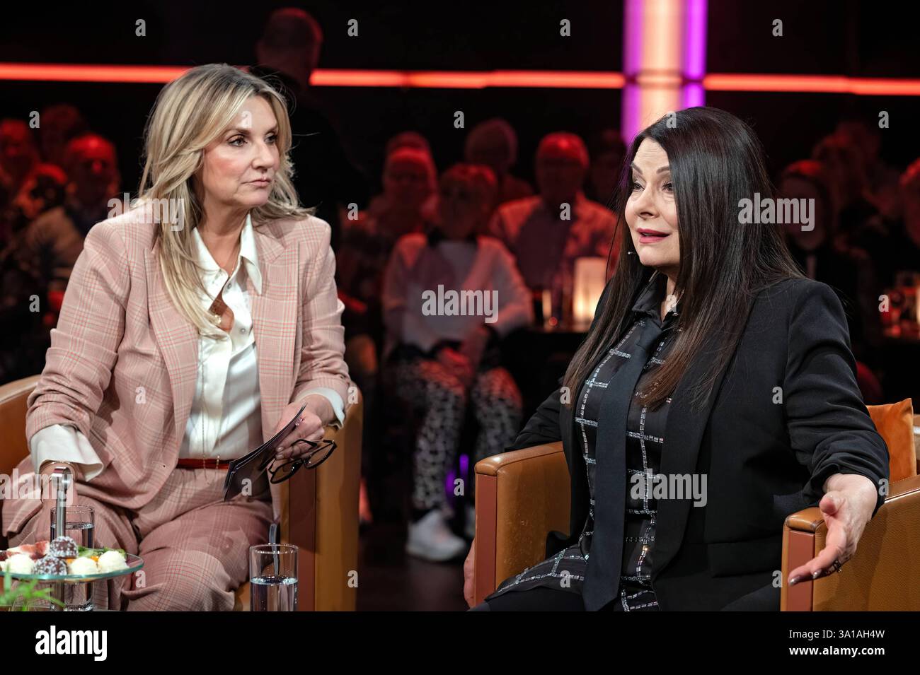 MDR - Riverboat. Moderatorin Kim Fisher und Sängerin Marianne Rosenberg ...