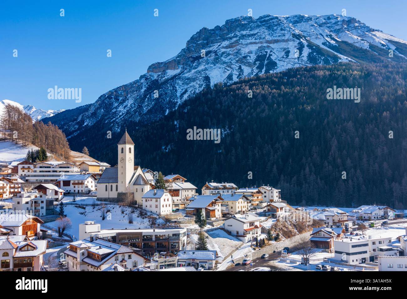 Graun im Vinschgau, church St. Katharina, village in Vinschgau ...