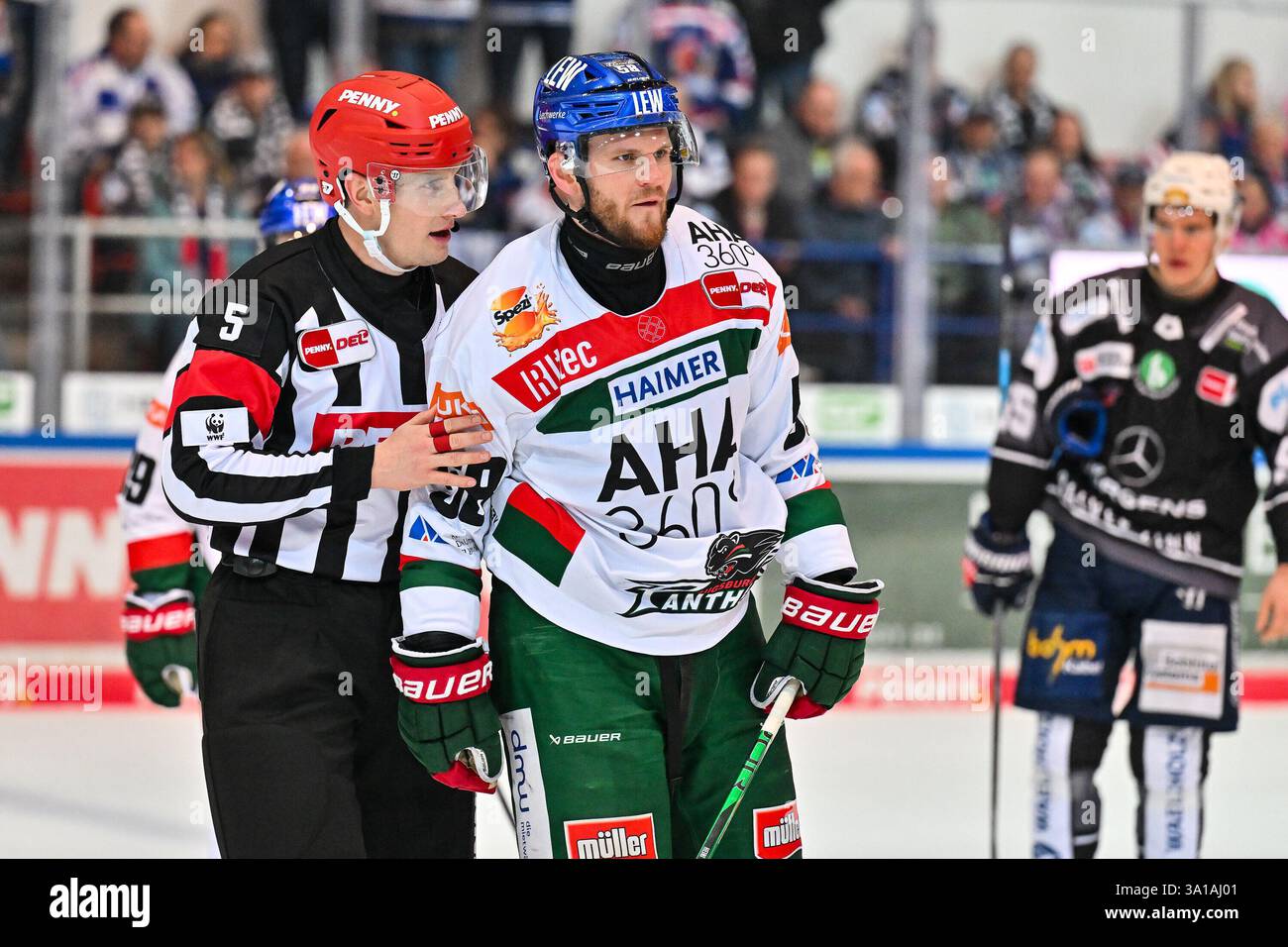 Hauptschiedsrichter Andre SCHRADER muss in dieser Situation Maximilian ...