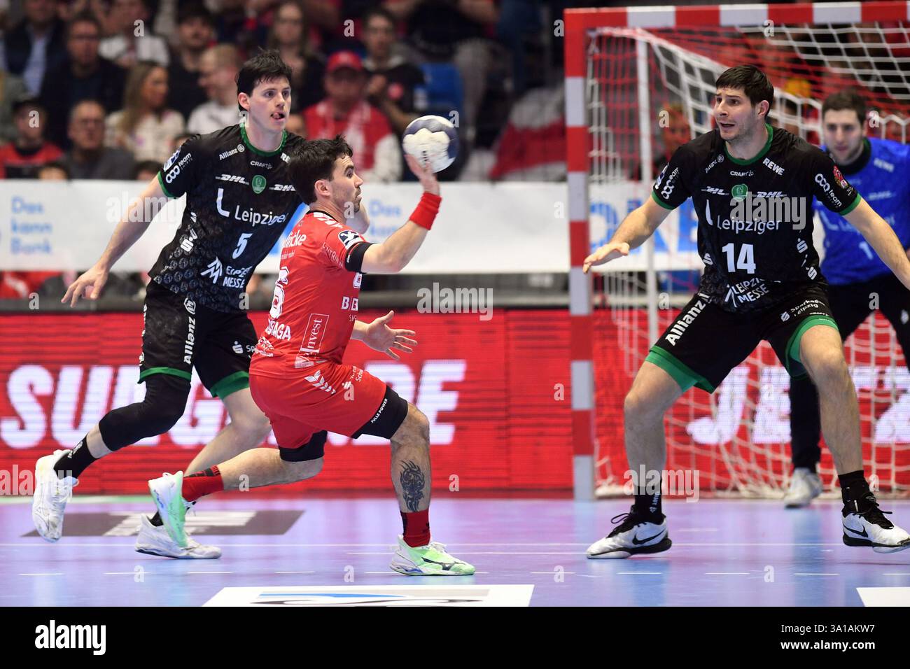 Erik Balenciaga (MT Melsungen #6) (am Ball), Simon Ernst (SC DHfK ...