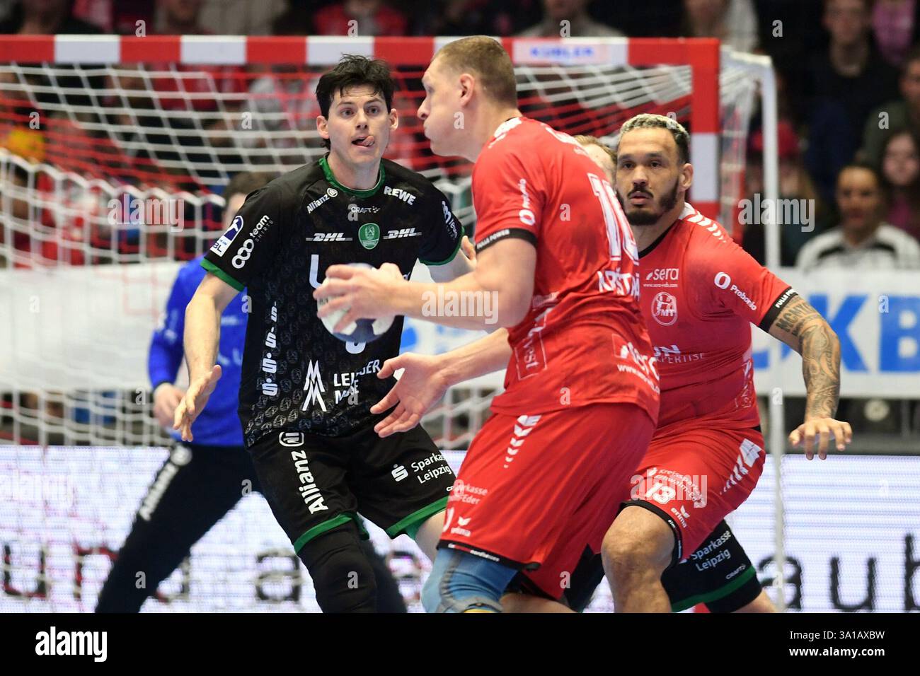 Dainis Kristopans (MT Melsungen #10) (am Ball), Simon Ernst (SC DHfK ...