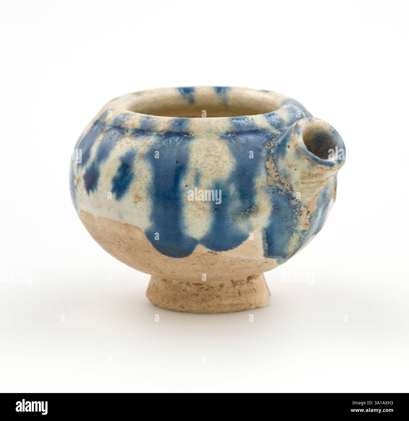 Small ewer hi-res stock photography and images - Alamy