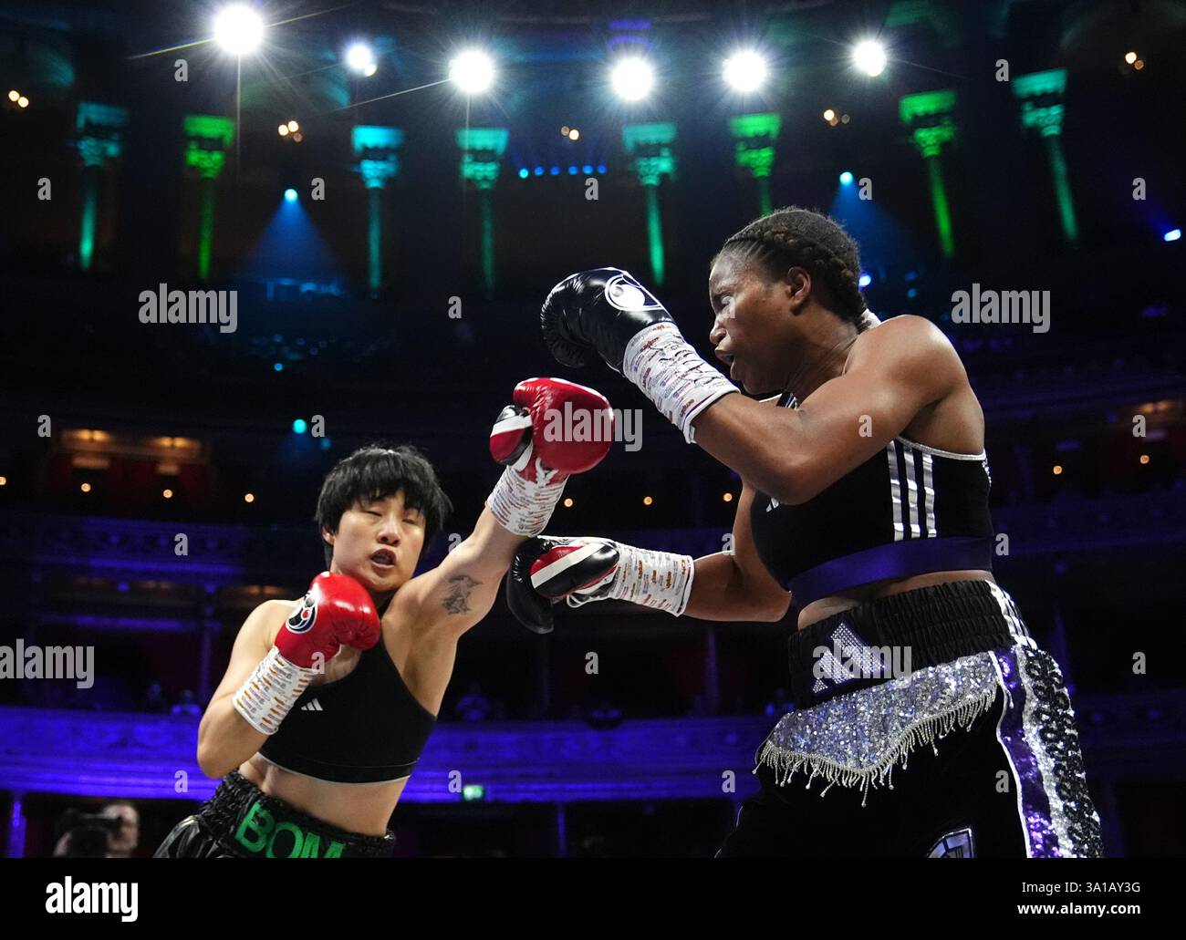 Bo Mi Re Shin (left) and Caroline Dubois in the WBC World Light weight ...