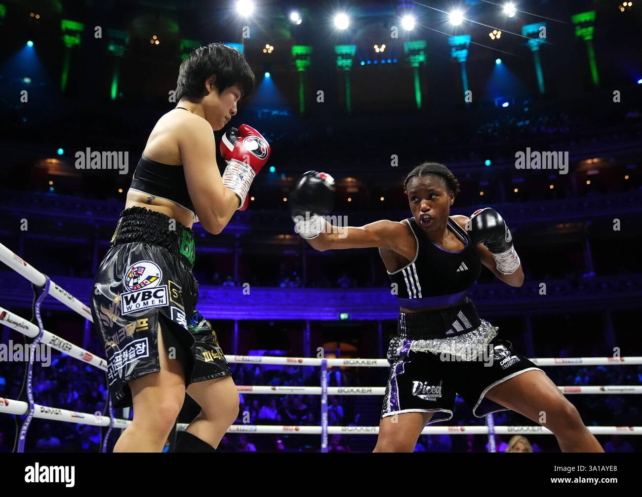 Bo Mi Re Shin (left) and Caroline Dubois in the WBC World Light weight ...