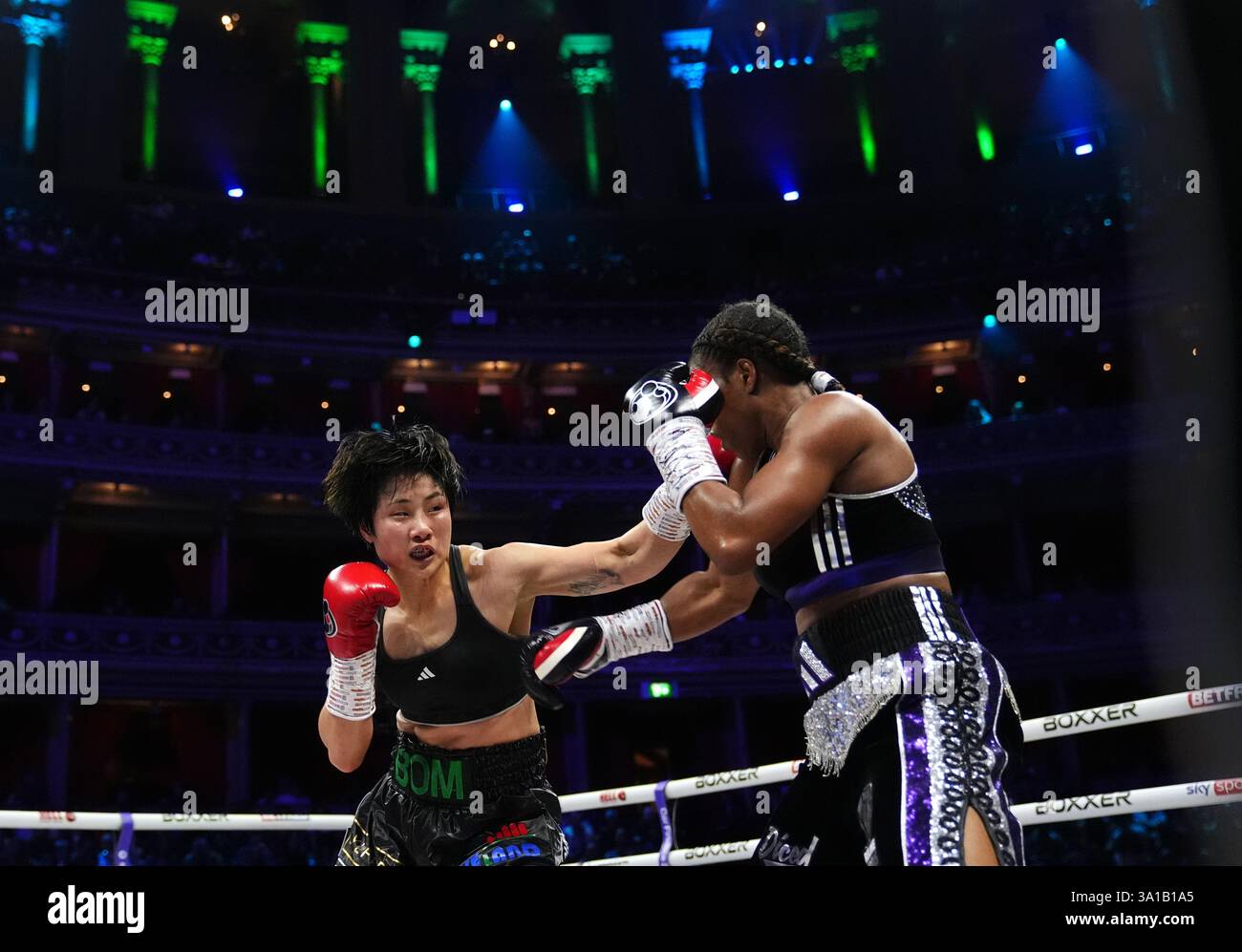 Bo Mi Re Shin (left) and Caroline Dubois in the WBC World Light weight ...
