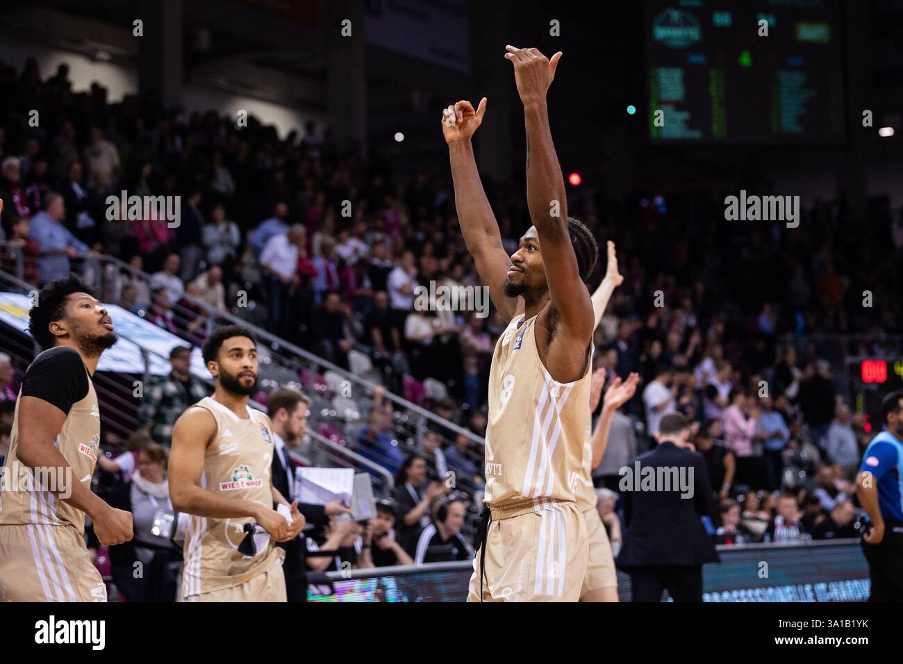 Brandon Randolph (SC RASTA Vechta #8) l?sst sich feiern - easyCredit ...