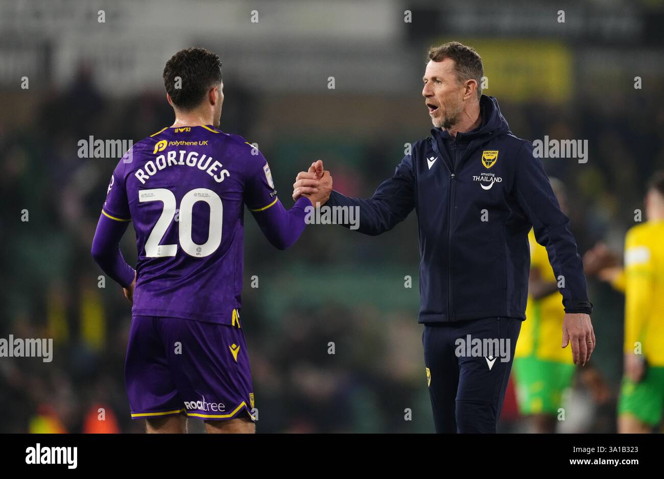 Oxford United manger Gary Rowett shakes hands with Ruben Rodrigues ...