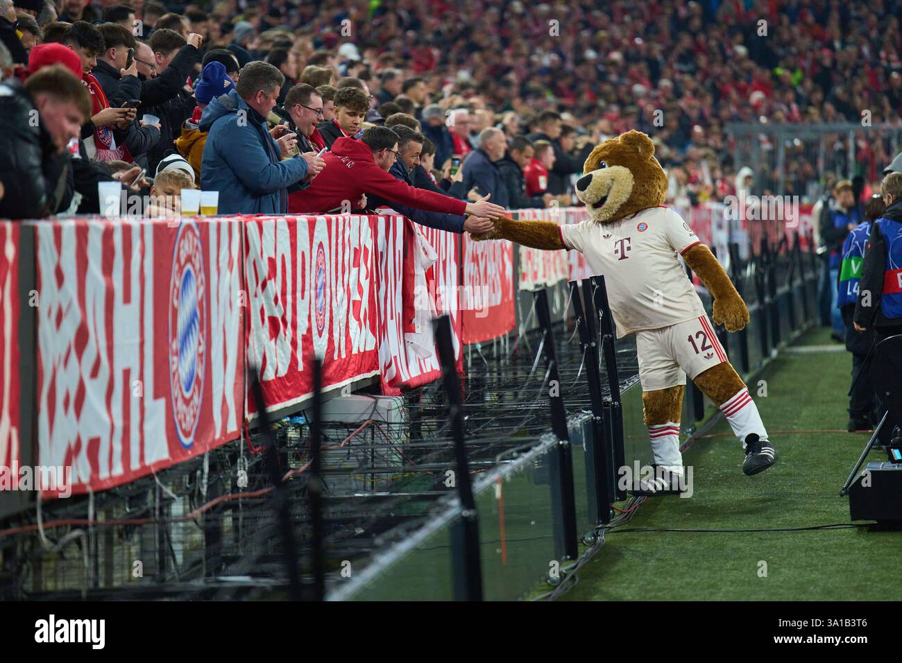 FCB mascot Bernie , Maskottchen, in the round of 16 first leg match FC ...