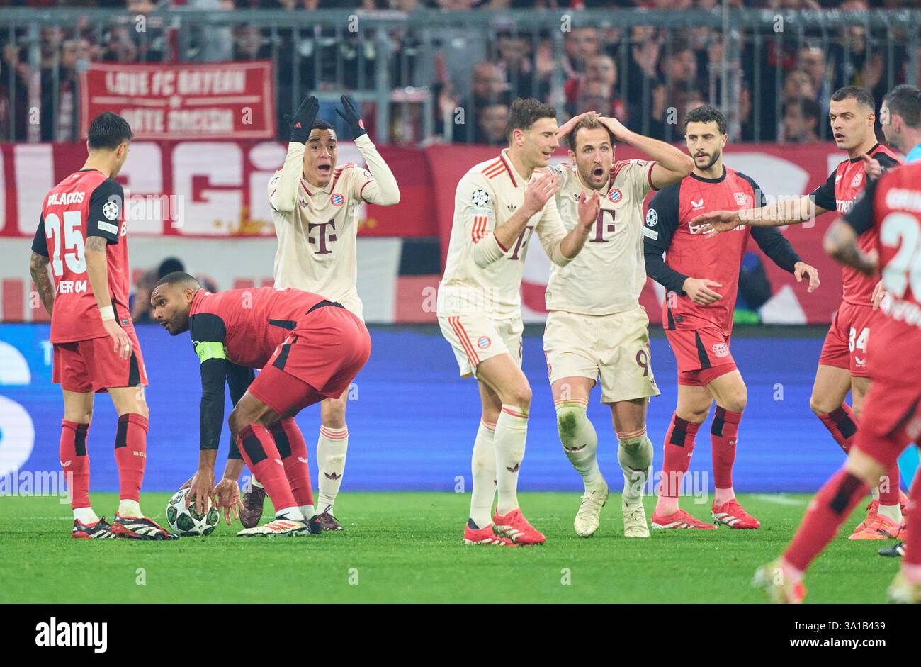 Jamal MUSIALA, FCB 42 Leon GORETZKA, FCB 8 Harry Kane, FCB 9 angry with ...