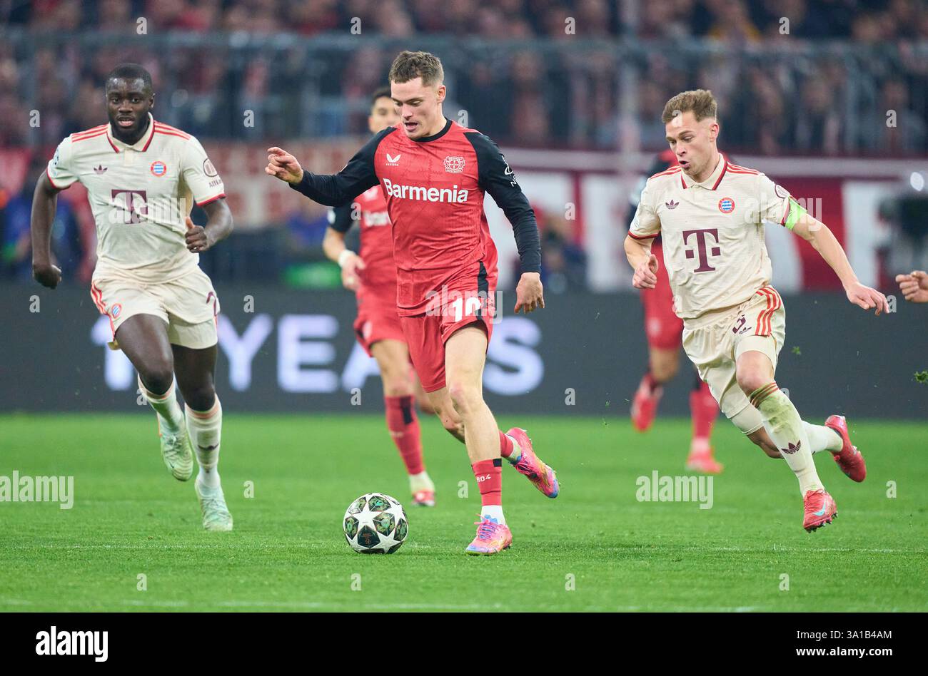 Florian Wirtz, Lev 10 compete for the ball, tackling, duel, header, zweikampf, action, fight ...