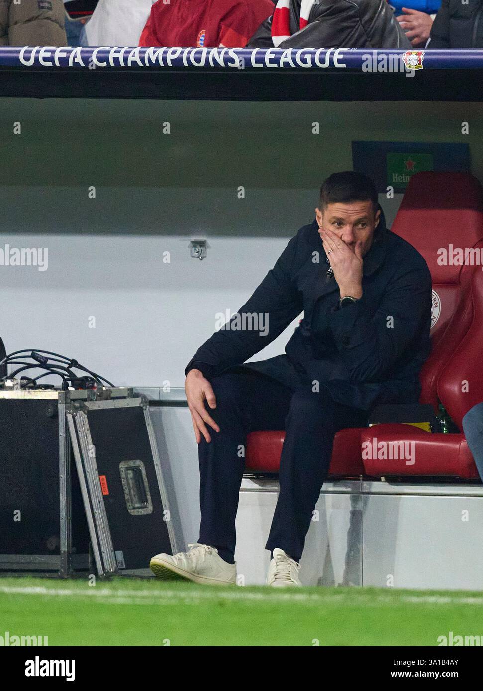 Xabi Alonso, Trainer, headcoach teammanager Leverkusen sad in the round ...