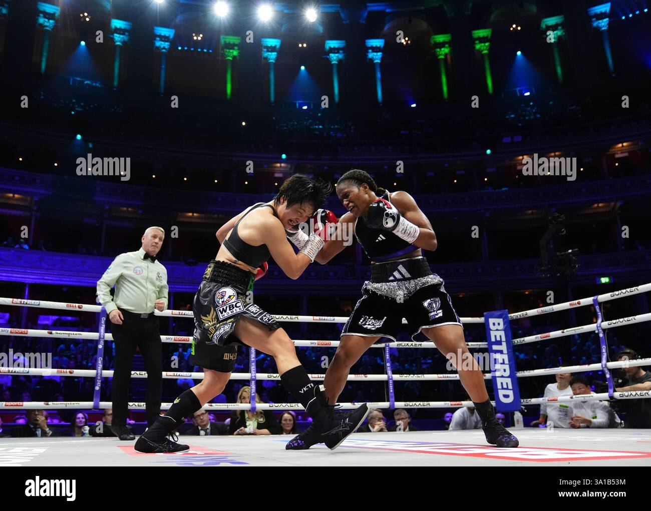 Bo Mi Re Shin (left) and Caroline Dubois in the WBC World Light weight ...
