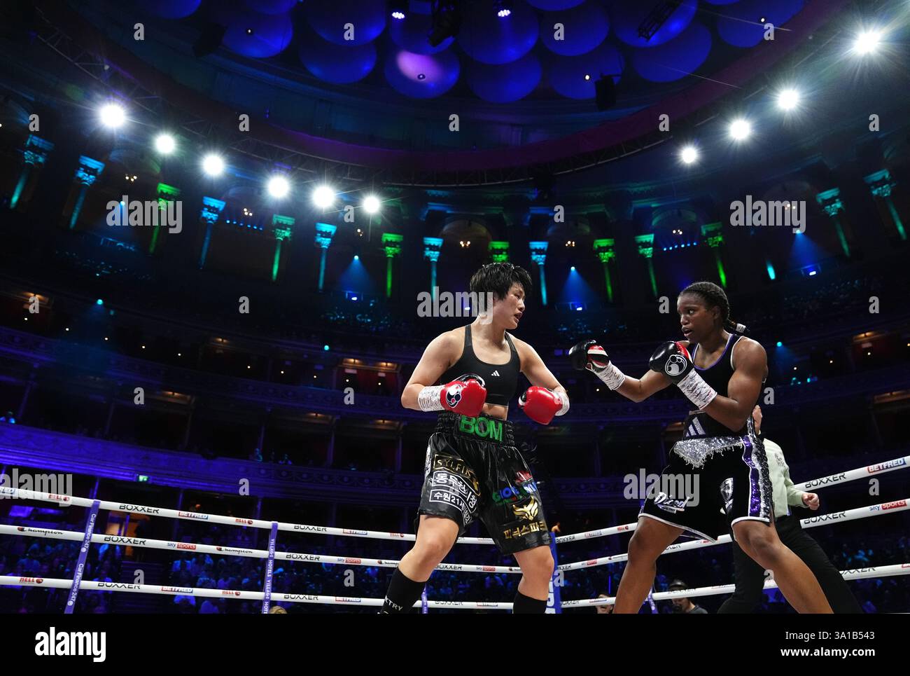 Bo Mi Re Shin (left) and Caroline Dubois in the WBC World Light weight ...