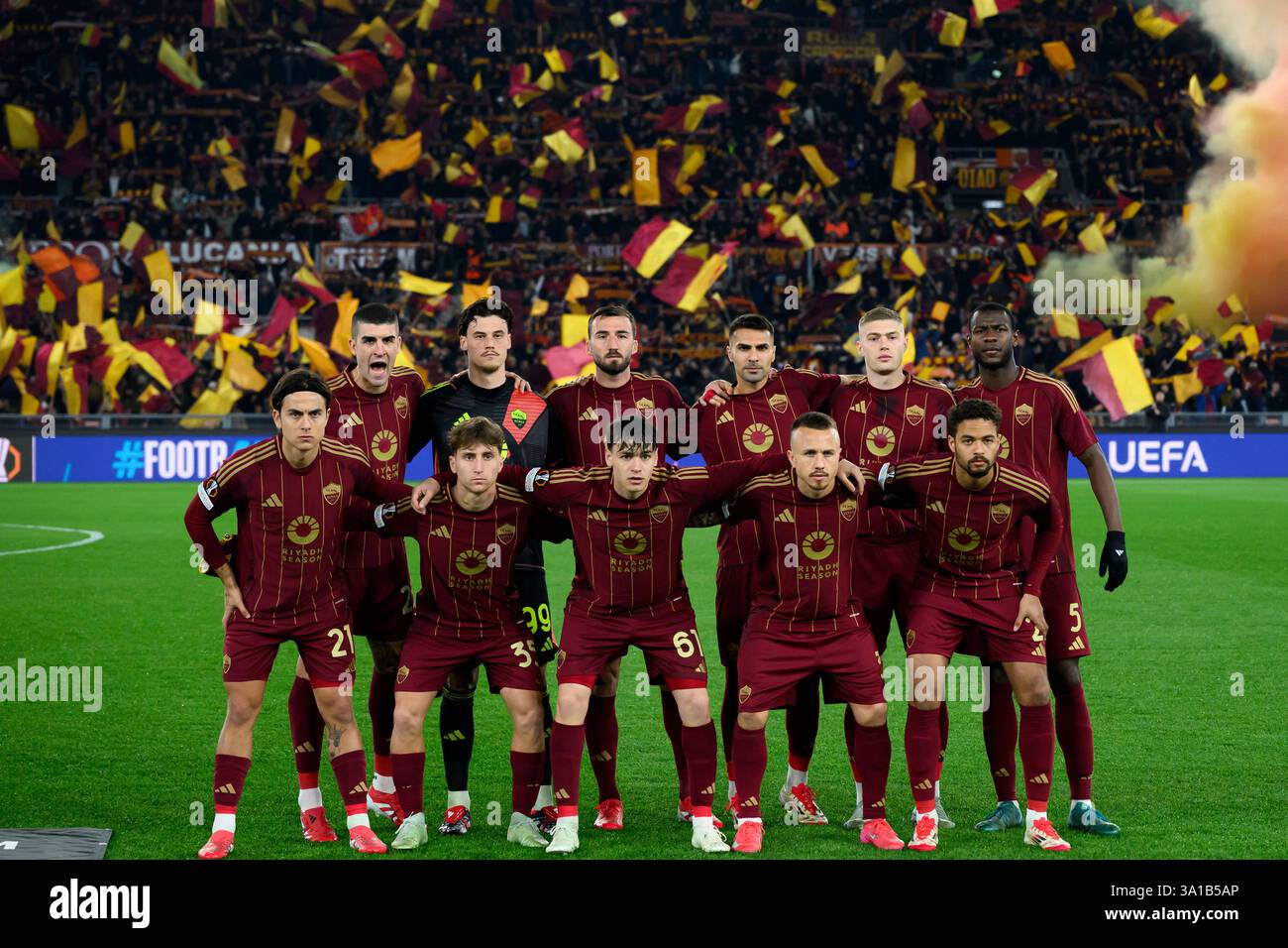 Roma players pose for a team picture during the Europa League round of ...