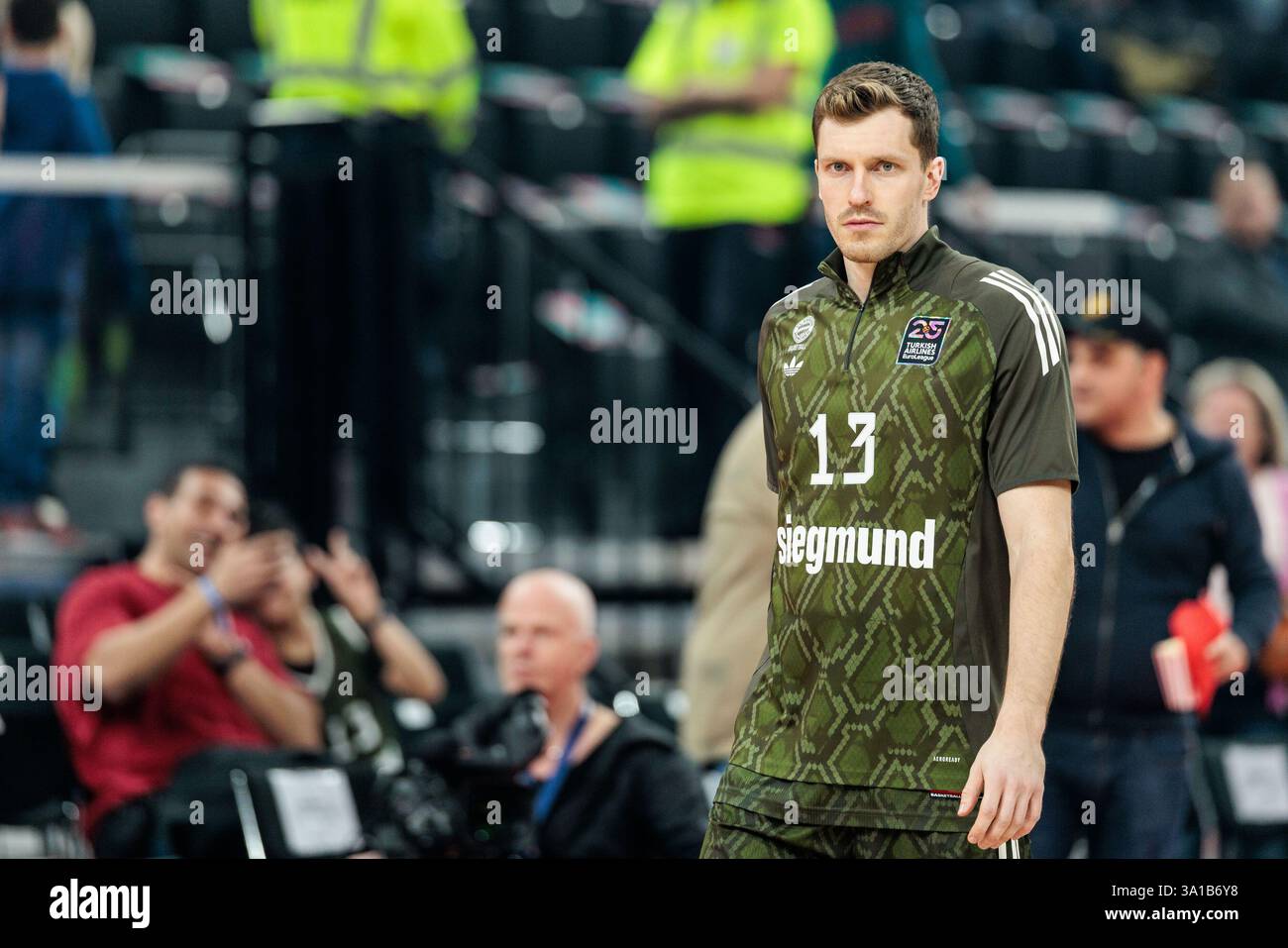 Andreas 'Andi' Obst (FC Bayern M?nchen, 13) im Warm Up Turkish Airlines ...