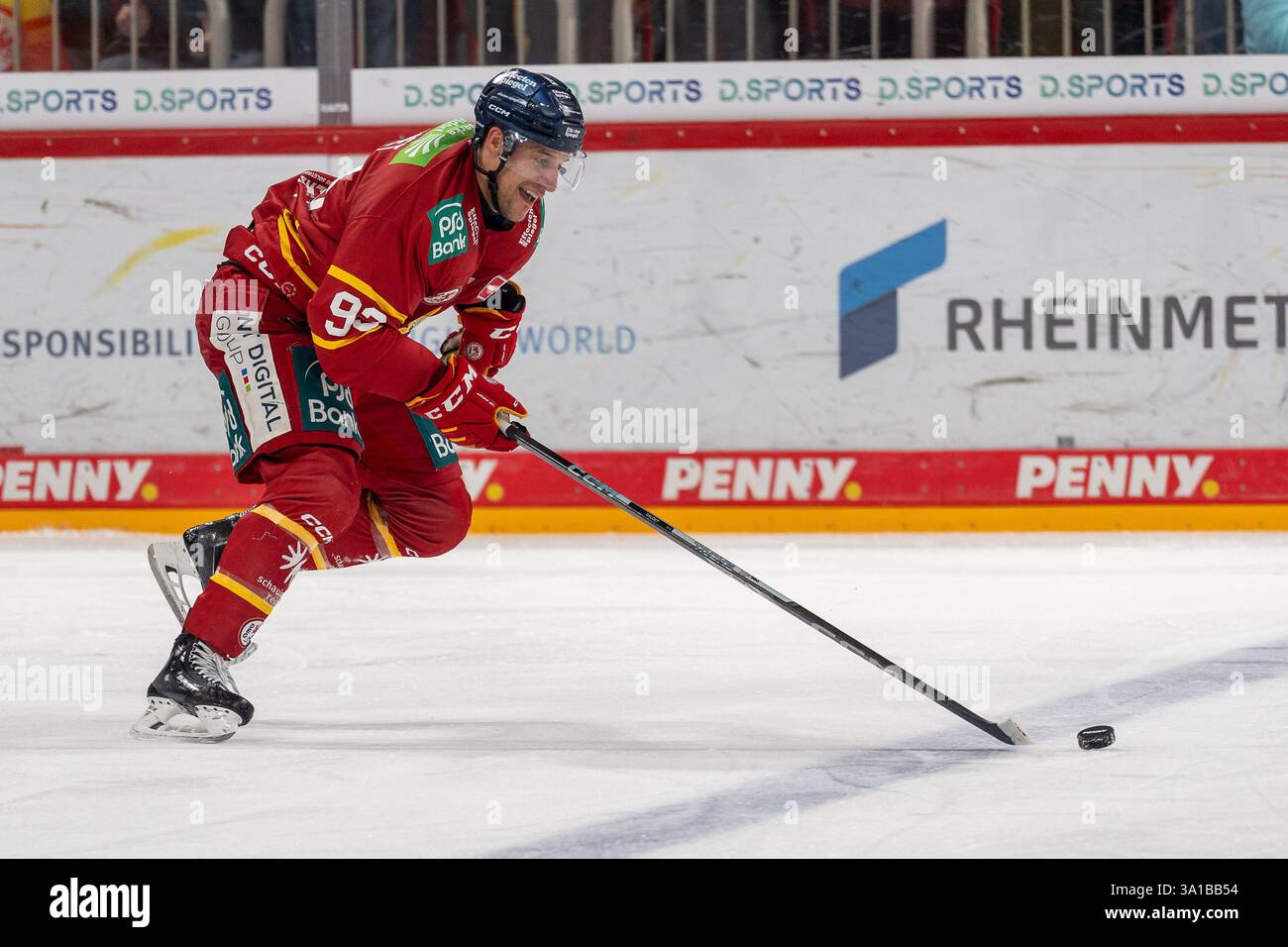 Tyler Gaudet (Duesseldorfer EG, #93) mit Freude am Puck, GER ...