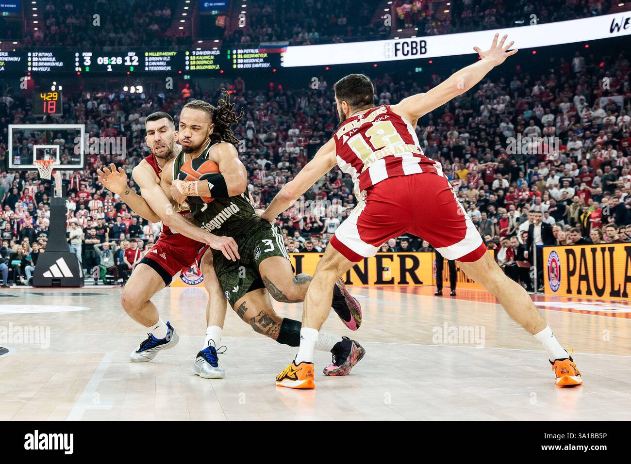 Carsen Edwards (FC Bayern M?nchen, 3) k?mpft sich durch die Defense von ...