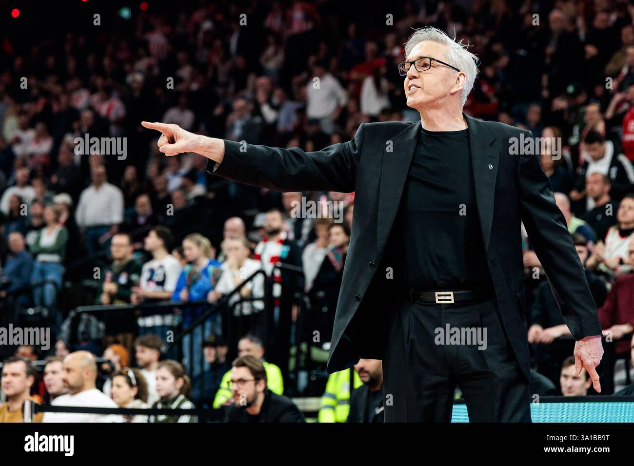 Gordon Herbert (Headcoach FC Bayern M?nchen) gestikuliert Turkish ...