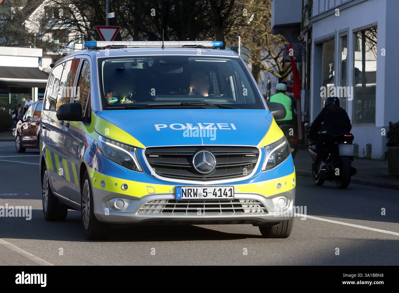 Streifenfahrt in ländlichen Orten Streifenfahrt der Polizei im Raum ...