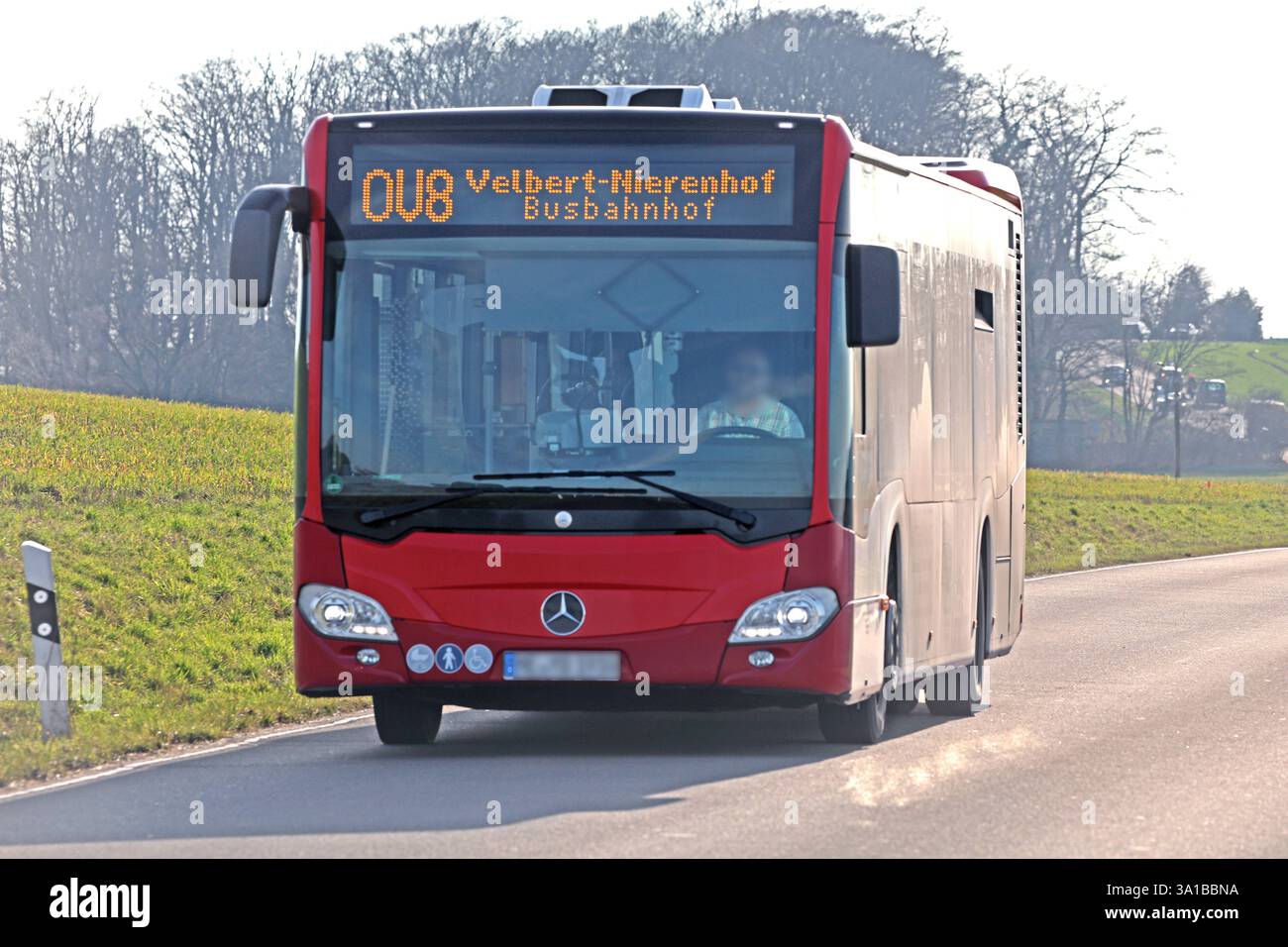 Busverkehr über Land Ein Linienbus fährt über eine Landstraße Velbert ...